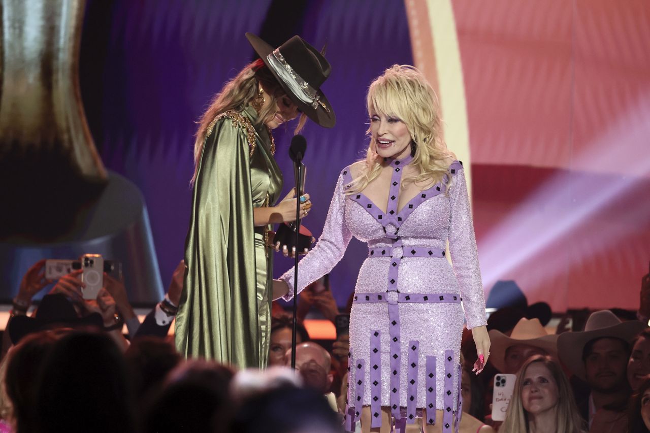 Dolly Parton Made This Emotional Admission To Lainey Wilson Just Before