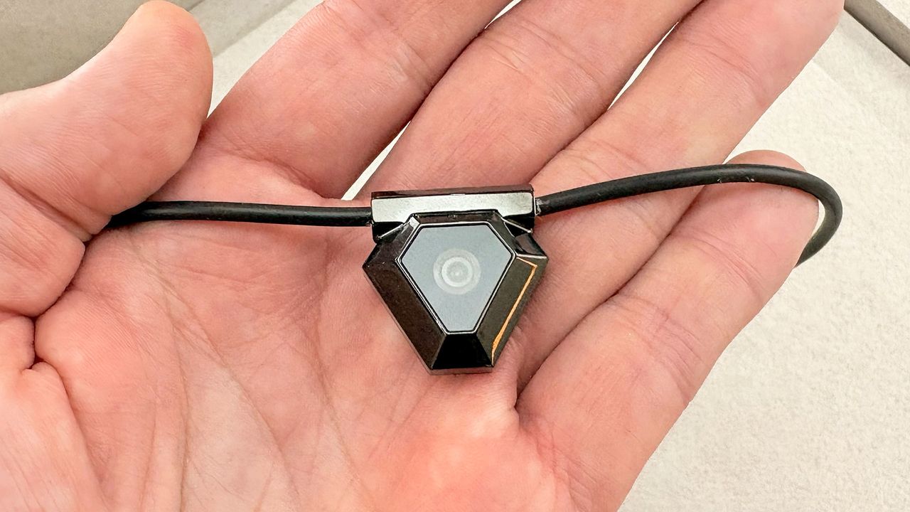 This Sleek Ai Necklace Automatically Logs Everything You Eat