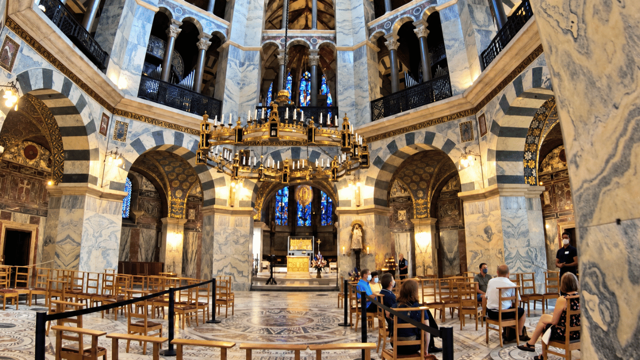 Beneath the golden chandelier of Aachen Cathedral (4K)