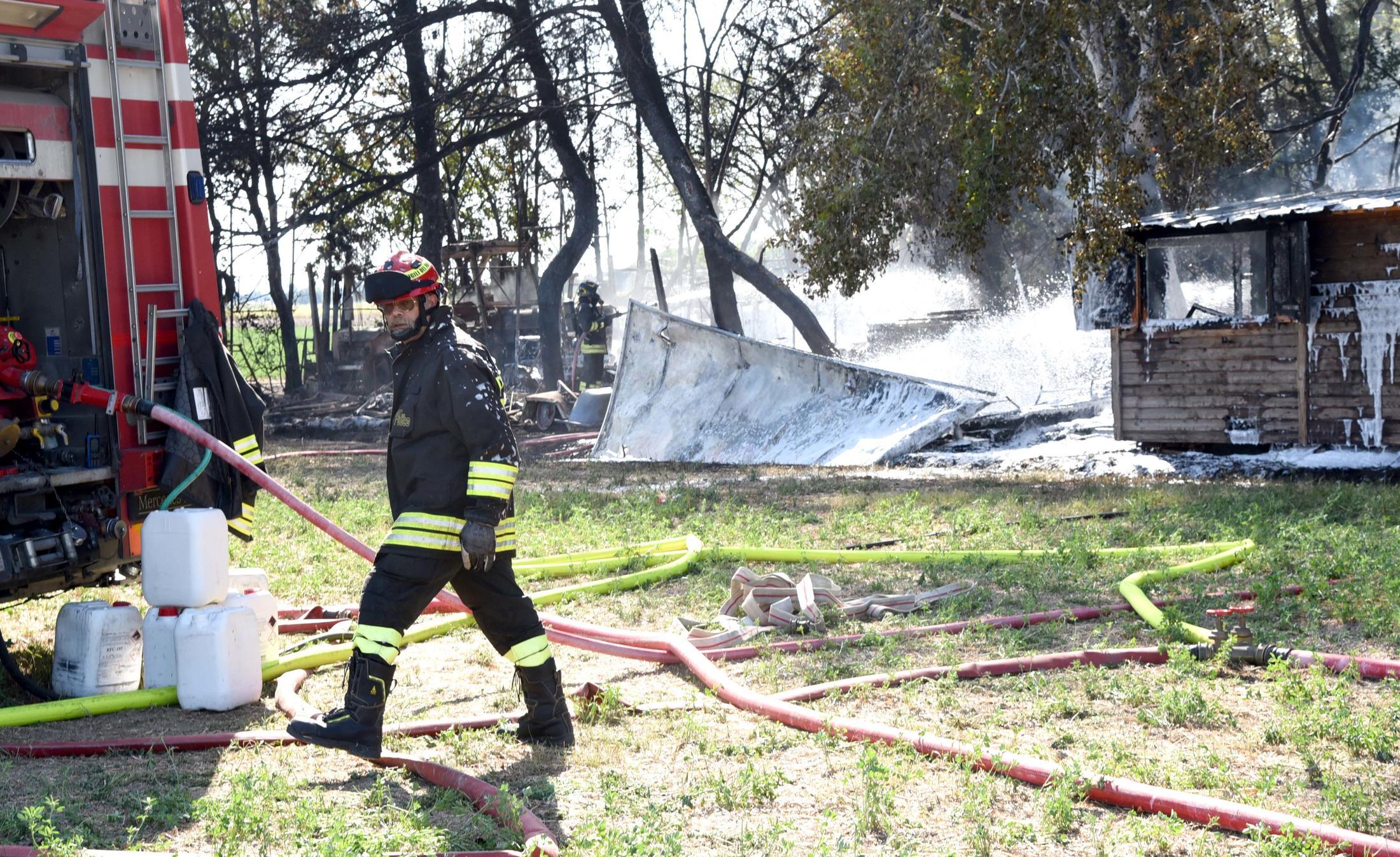 Incendio distrugge sei roulotte. Tre ore per spegnere le fiamme
