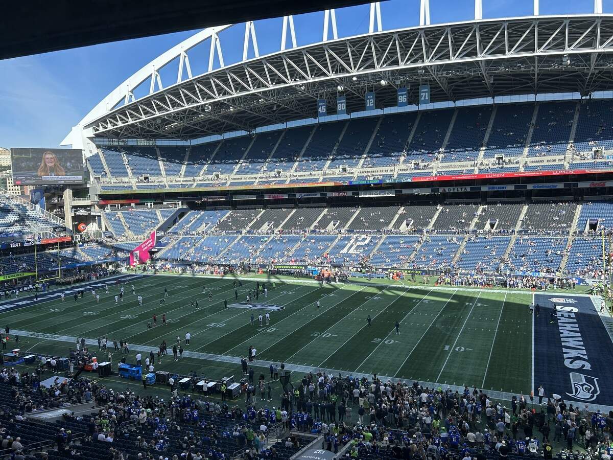 Seahawks Unveil Super Bowl Banner Lob Member Raises 12th Man Flag