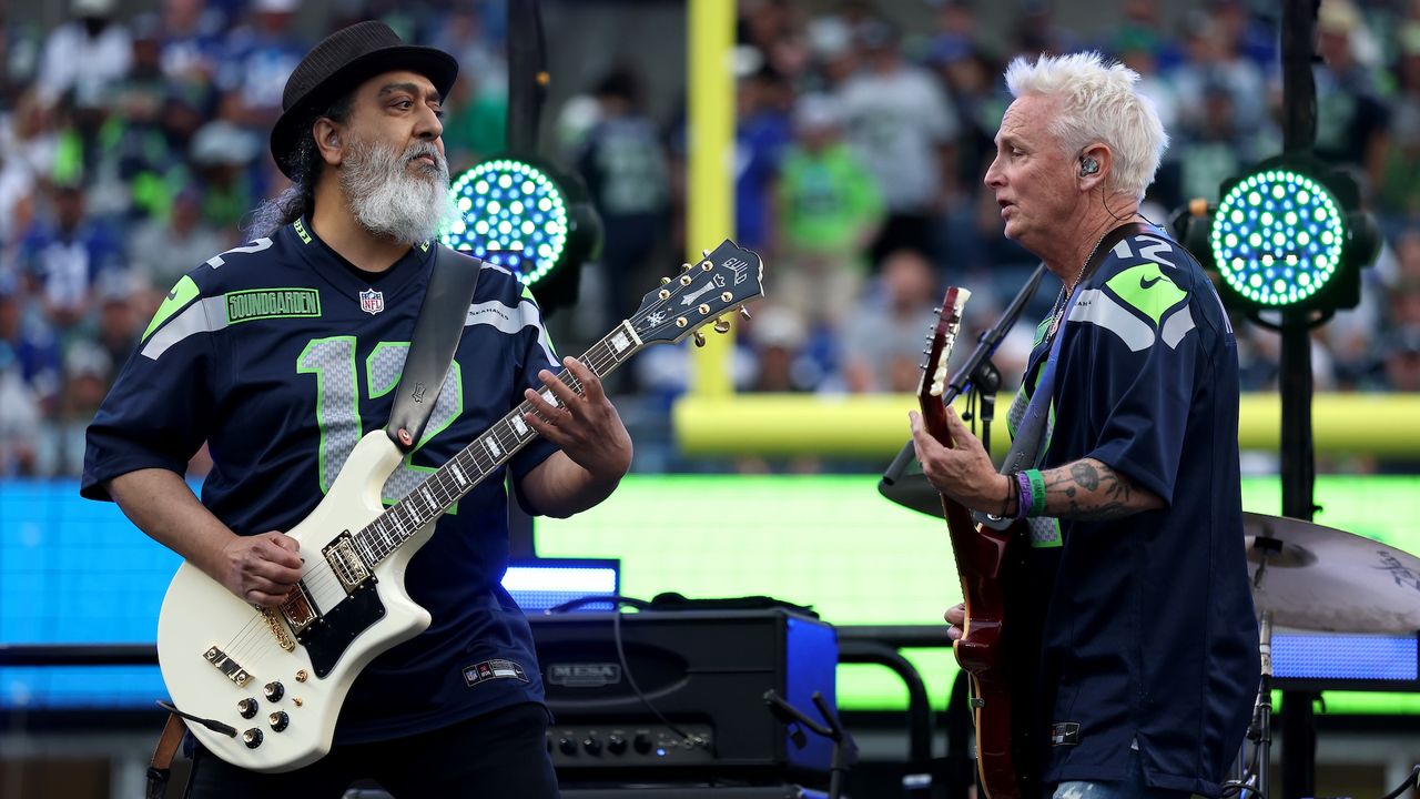 Soundgarden Perform Hometown Nfl Half Time Show With Taylor Momsen And