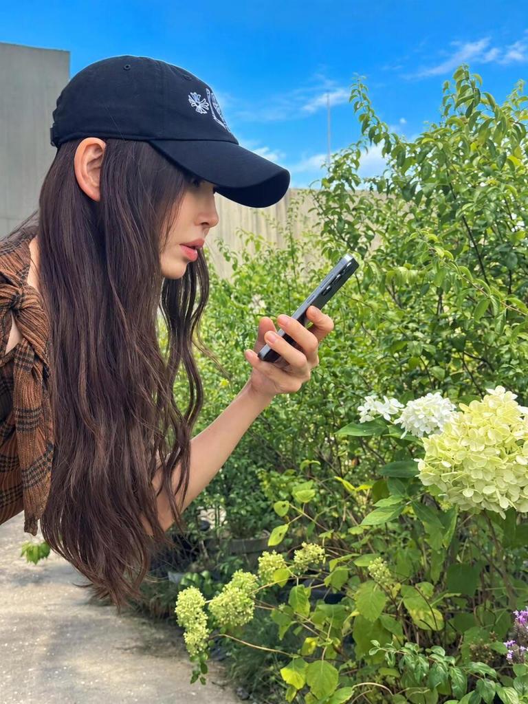 강예원 파란 가을하늘 아래 꽃 사이로 전한 여유로운 미소
