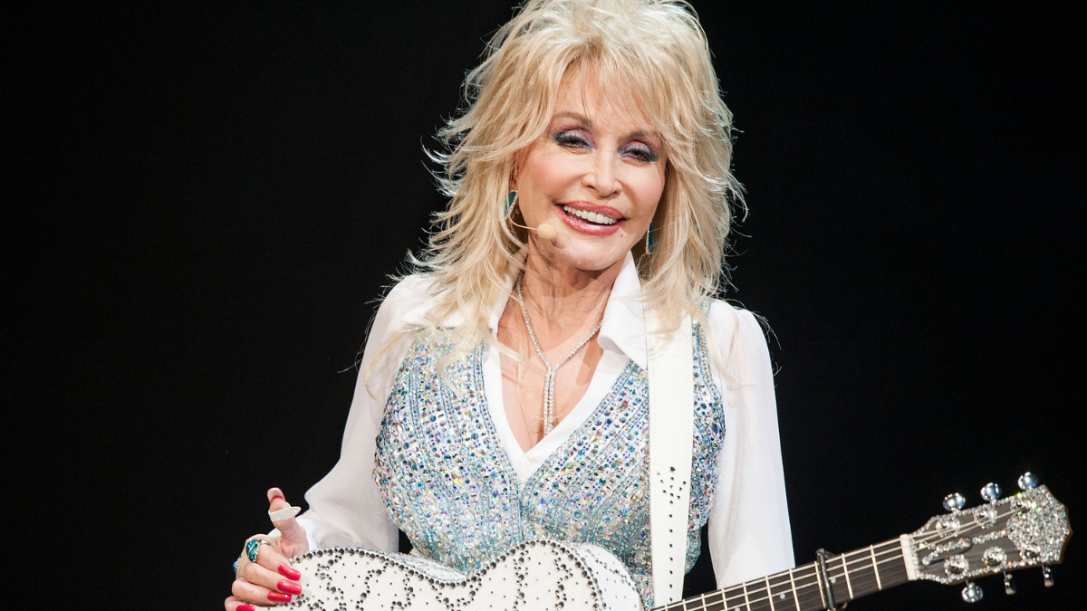 Watch Dolly Partons Lighthearted Response To Wardrobe Malfunction
