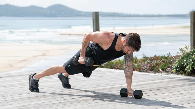 The 2-in-1 dumbbell exercise that builds upper-back size and carves ...