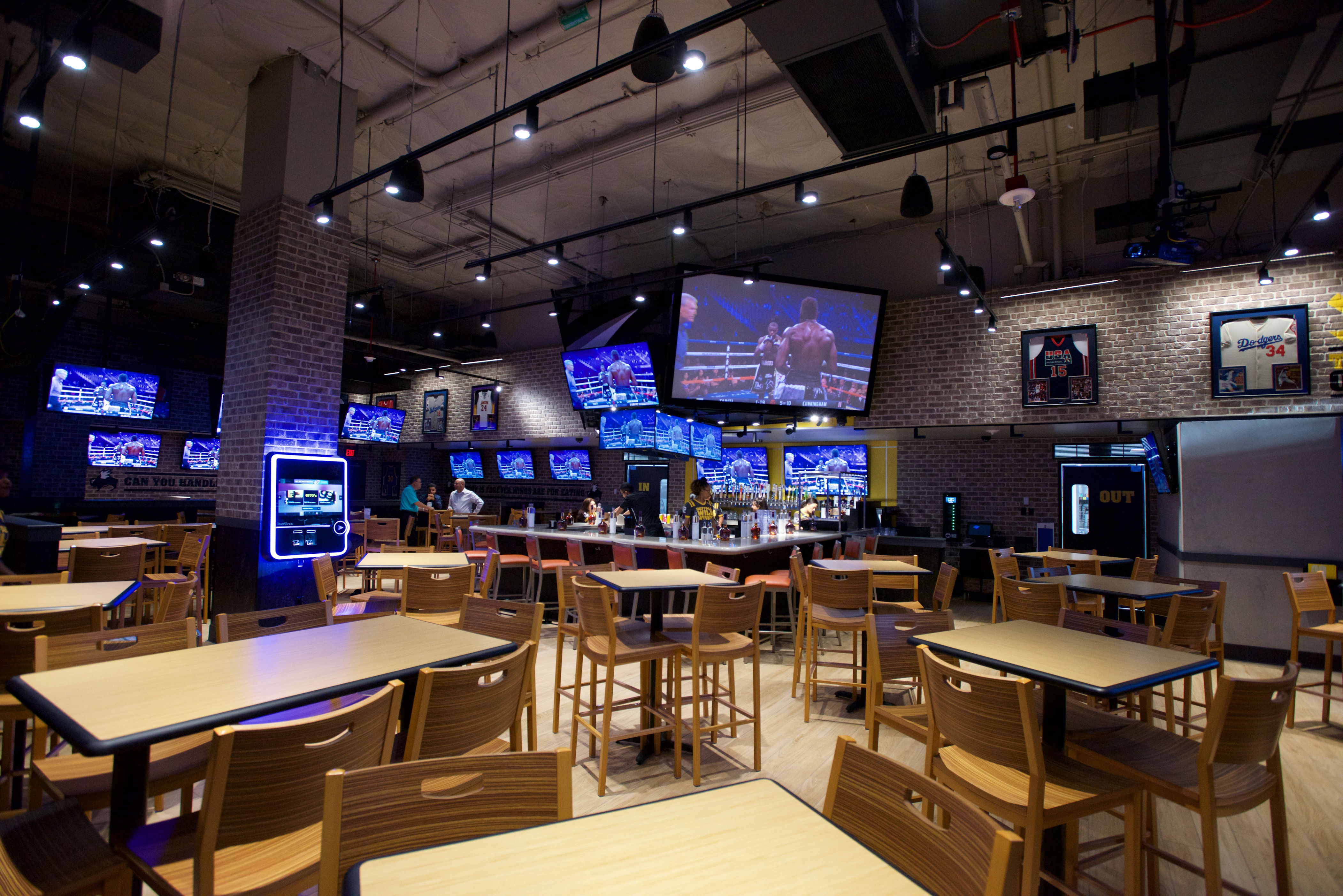 Buffalo Wild Wings quietly axes California locations before football season