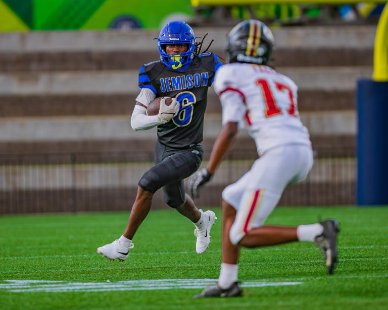 Mae Jemison runs past Columbia in Class 5A, Region 8 opener