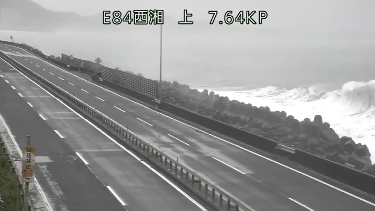 Typhoon Dujuan sends huge waves crashing beside roads along Japanese coast