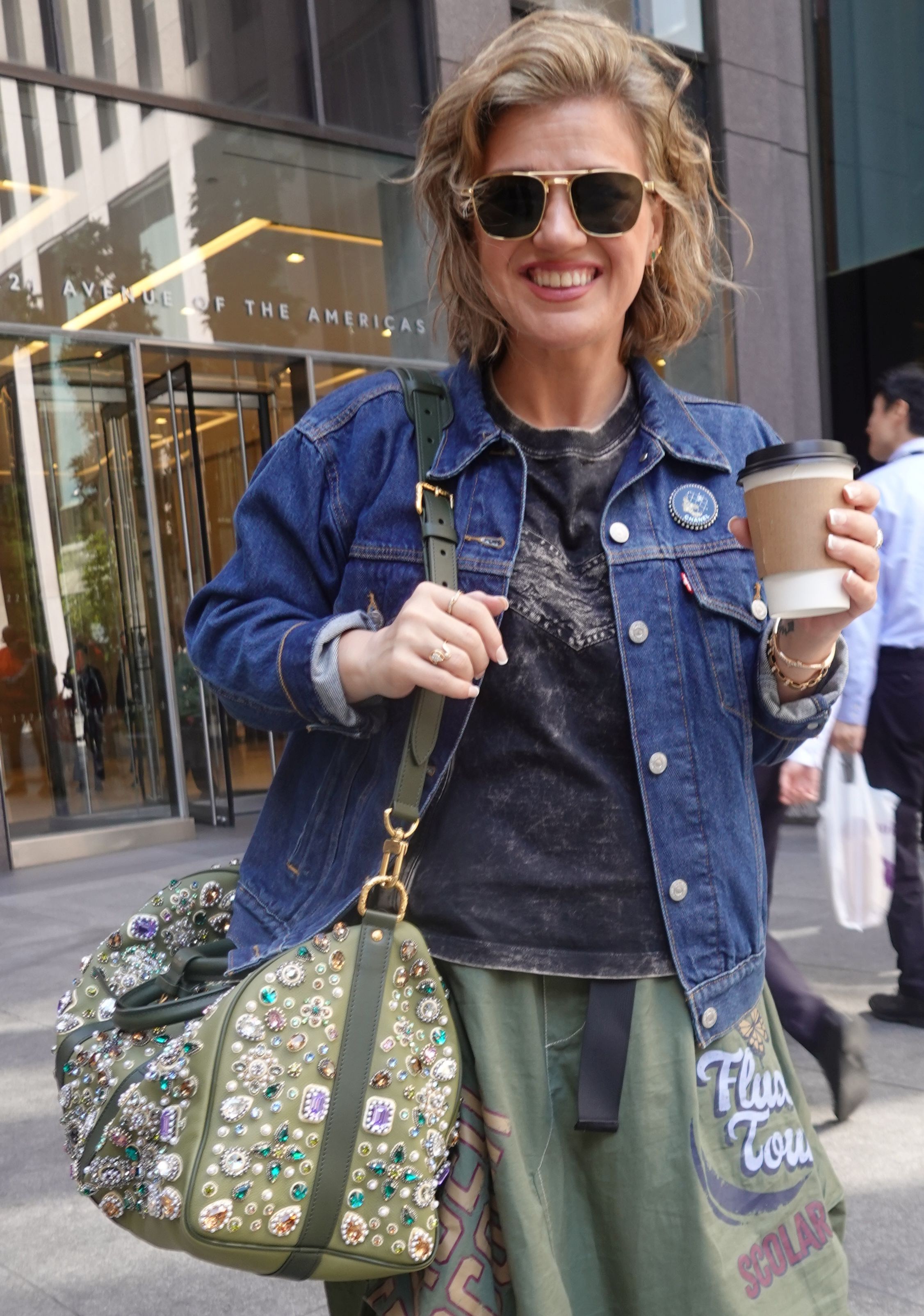 Kelly Clarkson shows off new bob haircut after concluding her talk show run