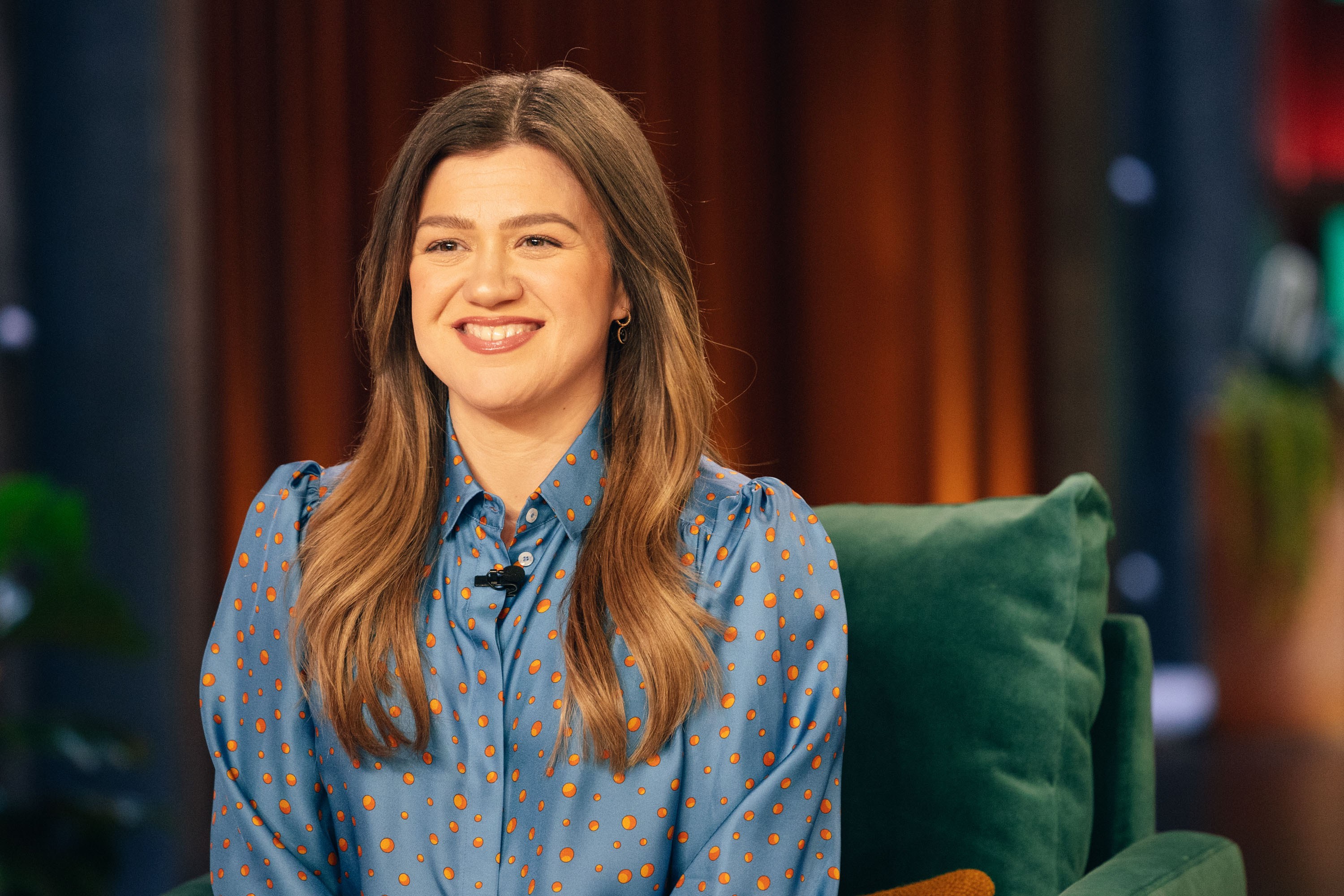 Kelly Clarkson shows off new bob haircut after concluding her talk show run