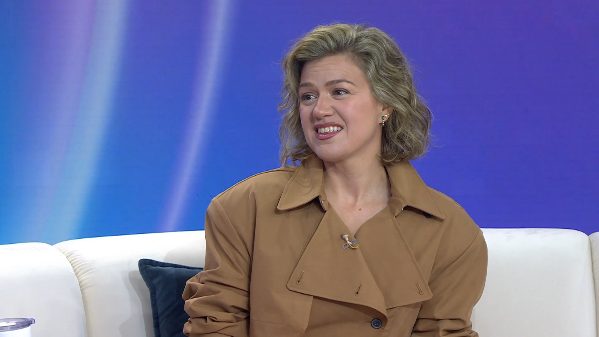 Kelly Clarkson shows off new bob haircut after concluding her talk show run