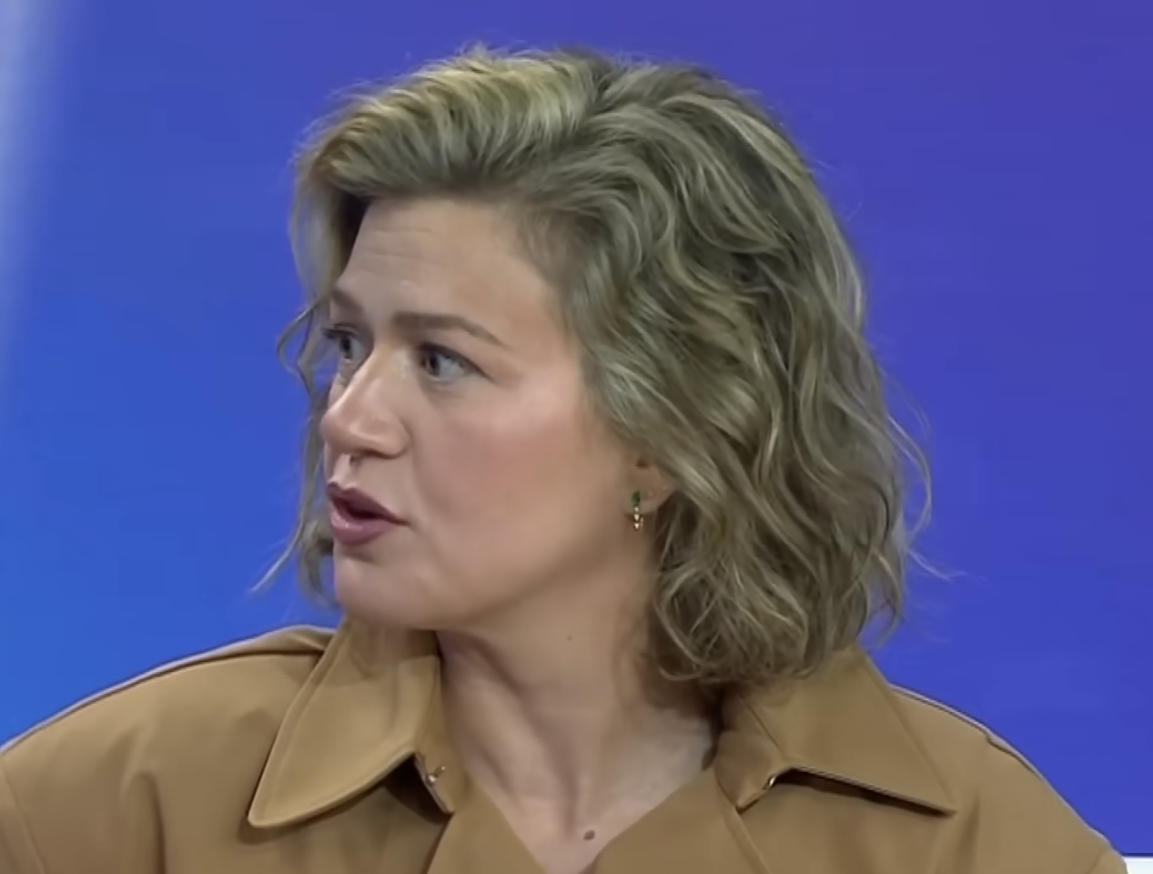 Kelly Clarkson debuts major hair transformation one month after leaving ...