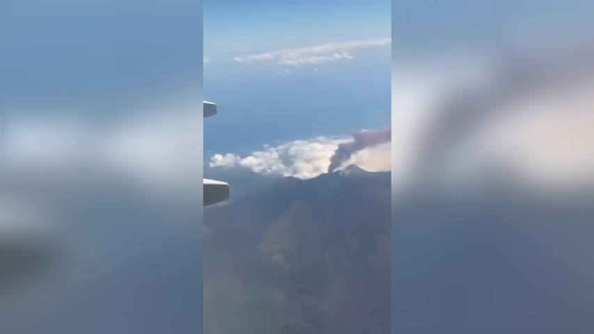 The new eruption of Etna seen from the plane: a 4-kilometer high column ...