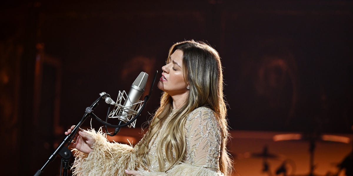 Kelly Clarkson’s bold new hair transformation has fans going wild on ...