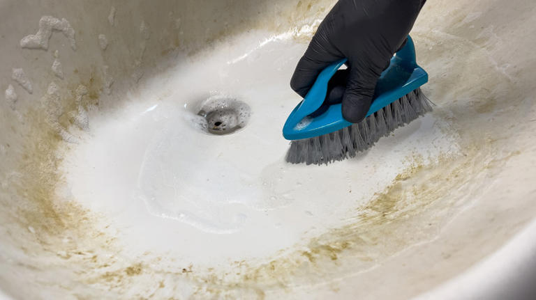 Deep clean vs regular clean: How and when to use each method