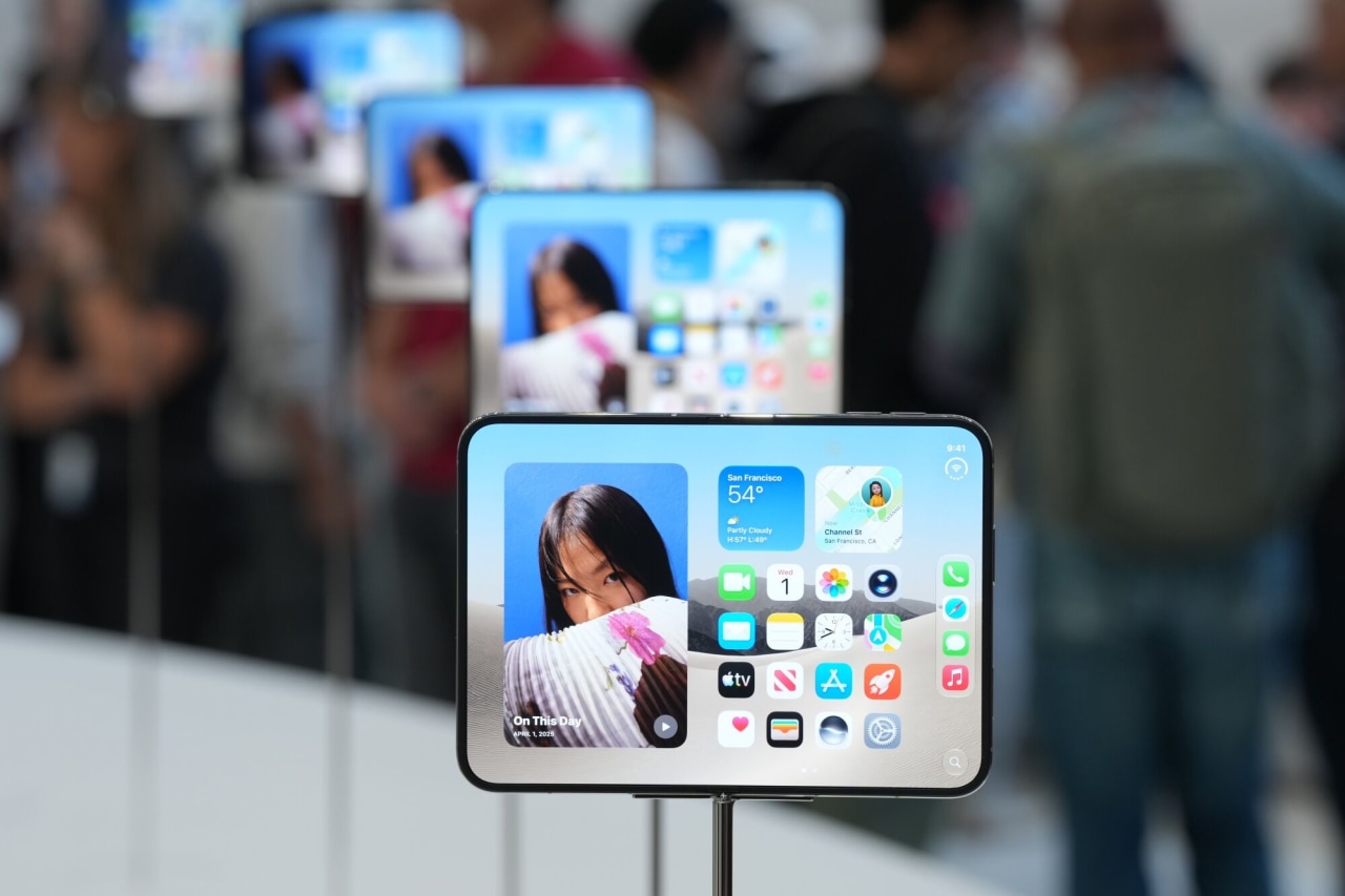 Samsung fans are thoroughly unimpressed by Apple’s foldable phone