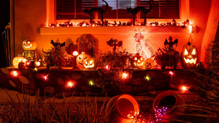 These mason jar lanterns serve as the best Halloween night lights