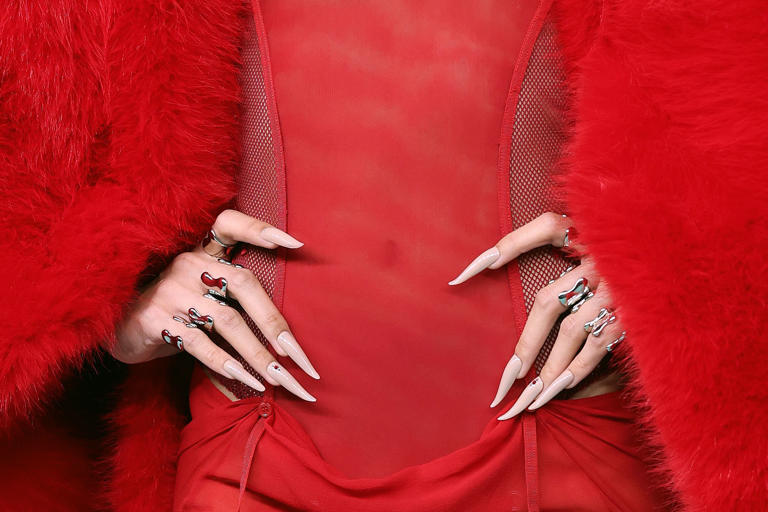 Lisa just brought a new nail shape to the VMAs 2026 red carpet