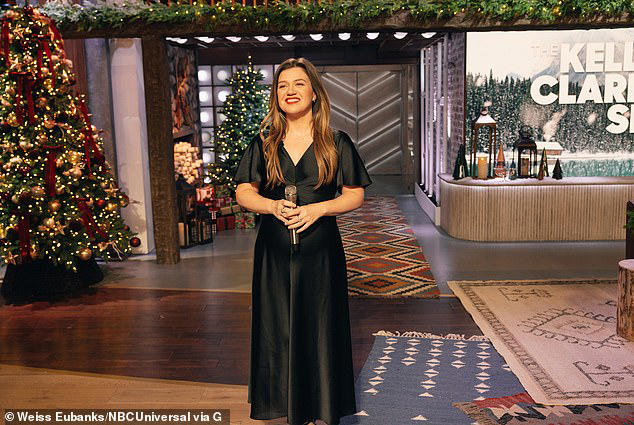 Kelly Clarkson stuns fans by debuting bold new look after quitting talk ...