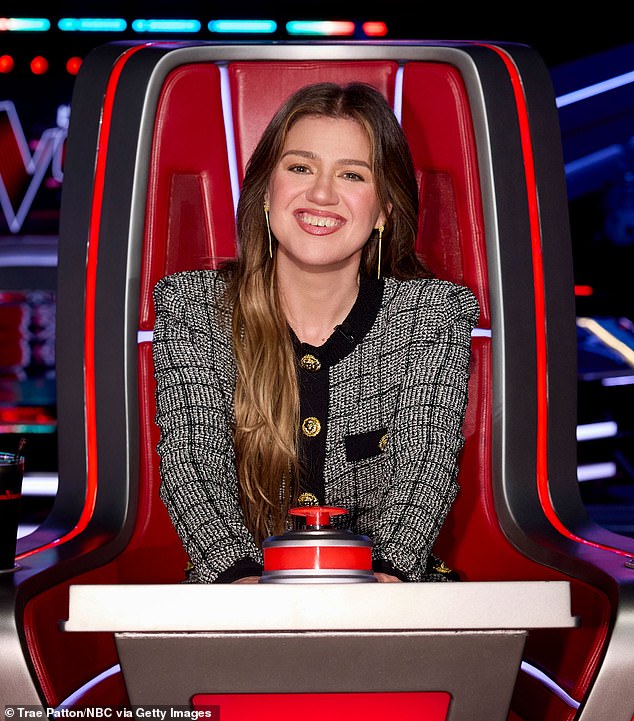Kelly Clarkson stuns fans by debuting bold new look after quitting talk ...