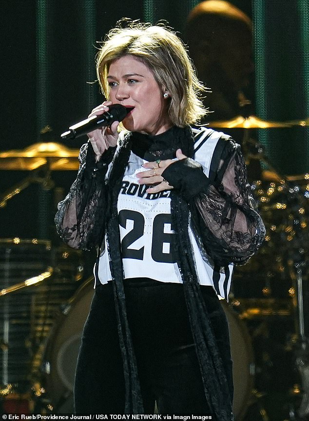 Kelly Clarkson stuns fans by debuting bold new look after quitting talk ...