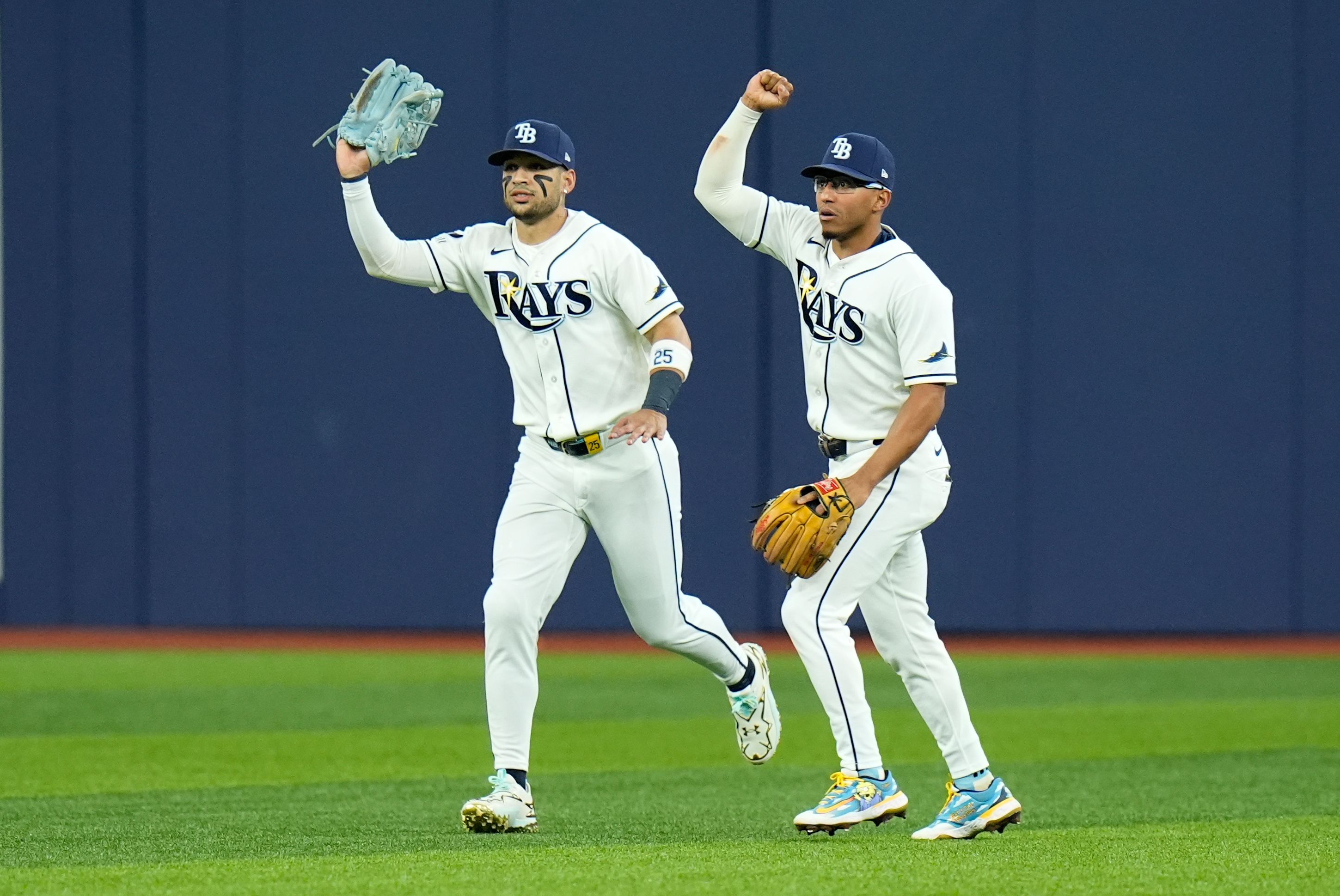 Yankees rookie Spencer Jones flies out off catwalk in Game 2 of ALDS at ...