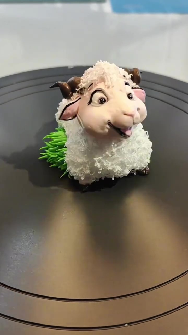 Adorable sheep cake gets a fluffy edible makeover