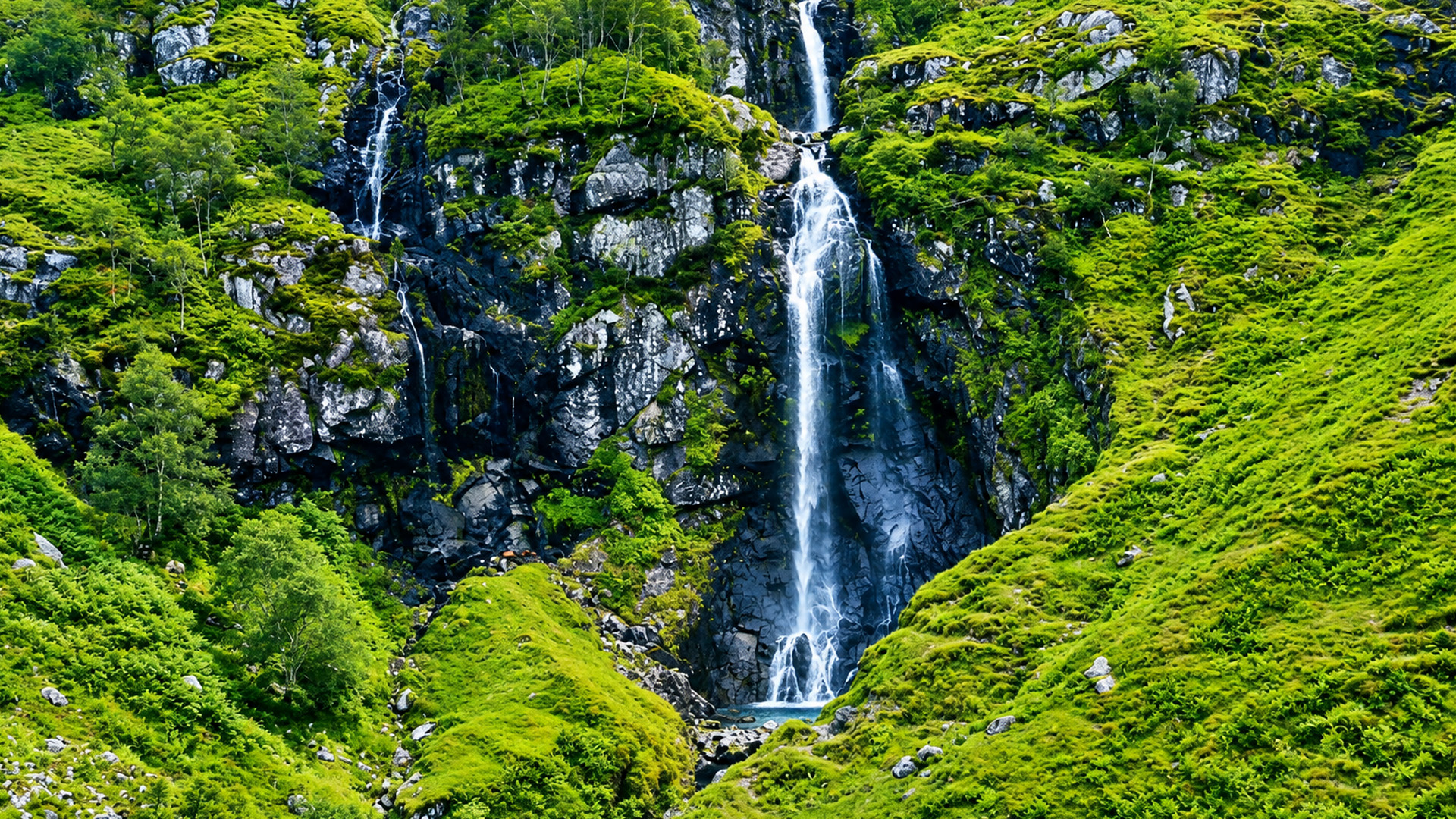 Northern Pakistan hides a powerful mountain waterfall