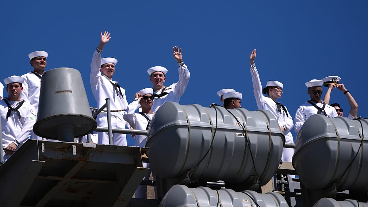 US aircraft carrier Abraham Lincoln returns to San Diego after record ...