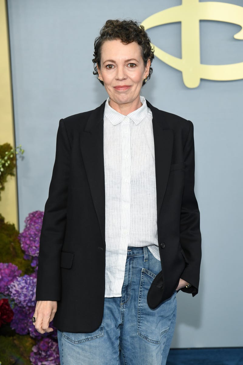 Olivia Colman's debuts long silver waves on the red carpet