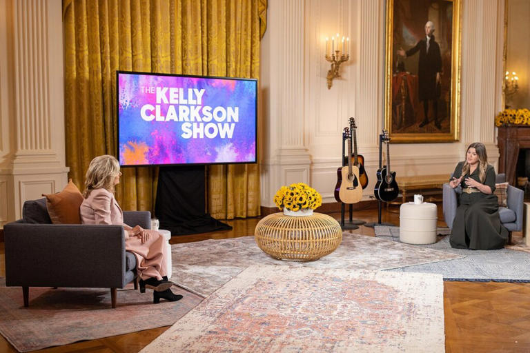 Kelly Clarkson reveals a dramatic new look just weeks after her talk ...