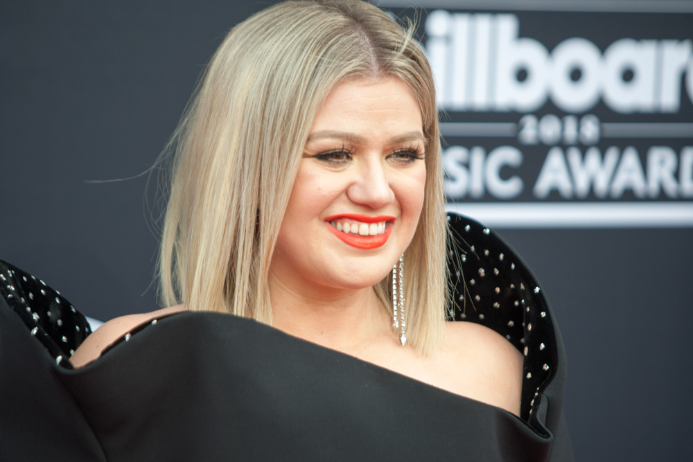 Kelly Clarkson reveals a dramatic new look just weeks after her talk ...