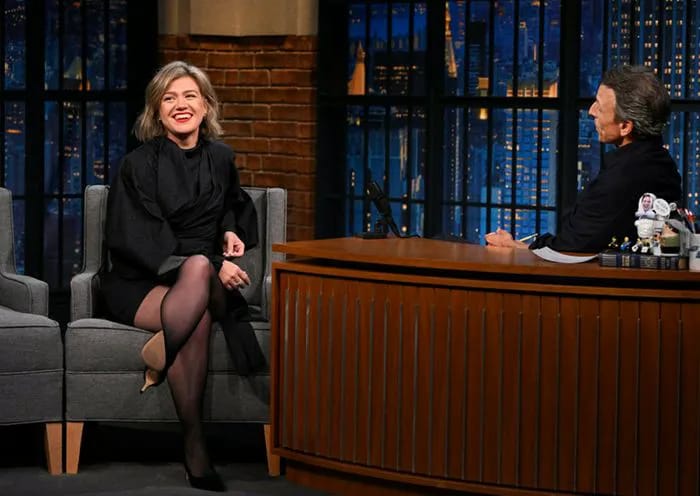 Kelly Clarkson sparks backlash after flaunting her new blonde bob on ...