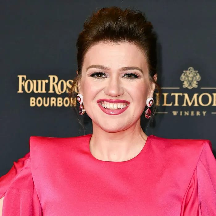 Kelly Clarkson sparks backlash after flaunting her new blonde bob on ...