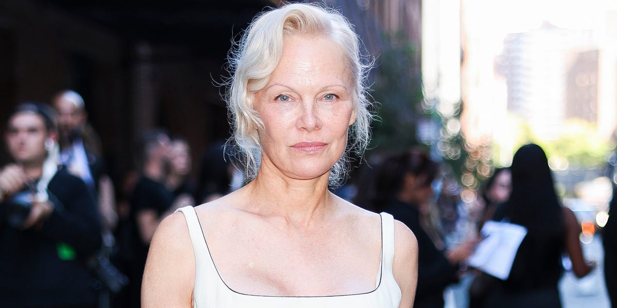 Pamela Anderson proves that the '80s scrunchie bun is the easiest, most ...