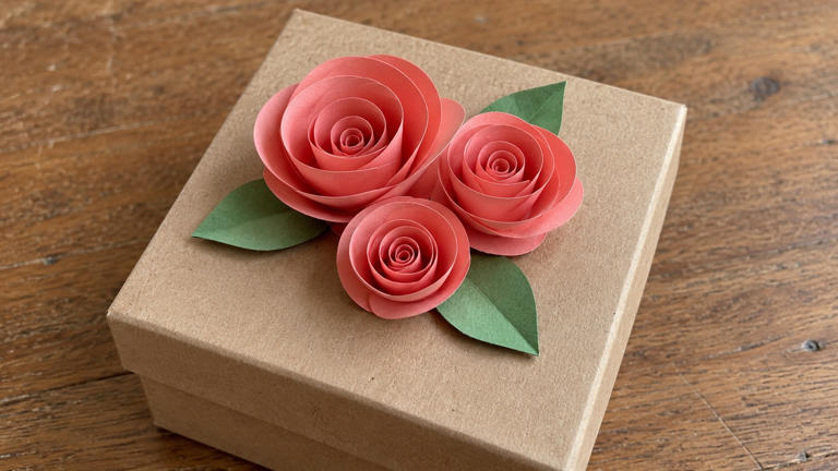 How to make rolled paper flowers with just scissors and glue