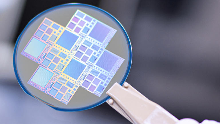 World-first brain-inspired smart chip studies 1 million plasma samples ...