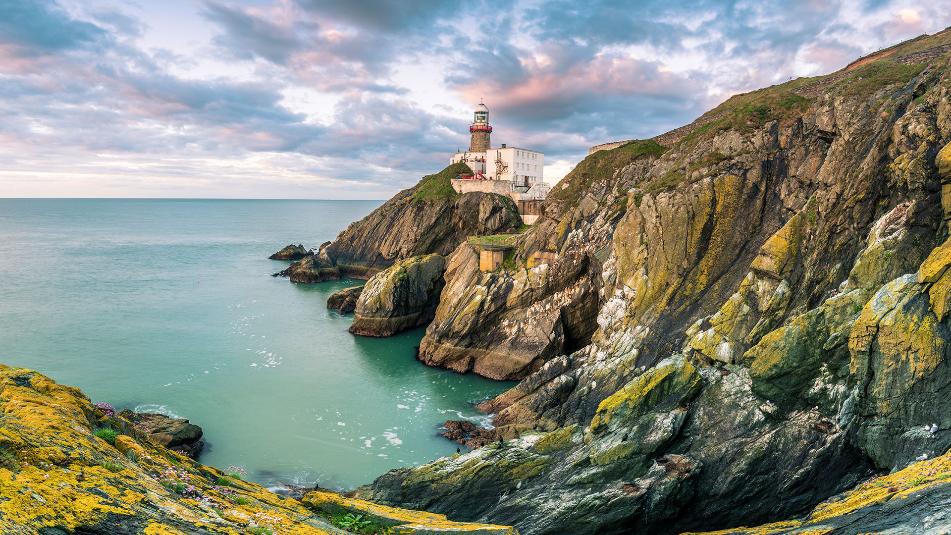 Spectacular photos of lighthouses from around the world