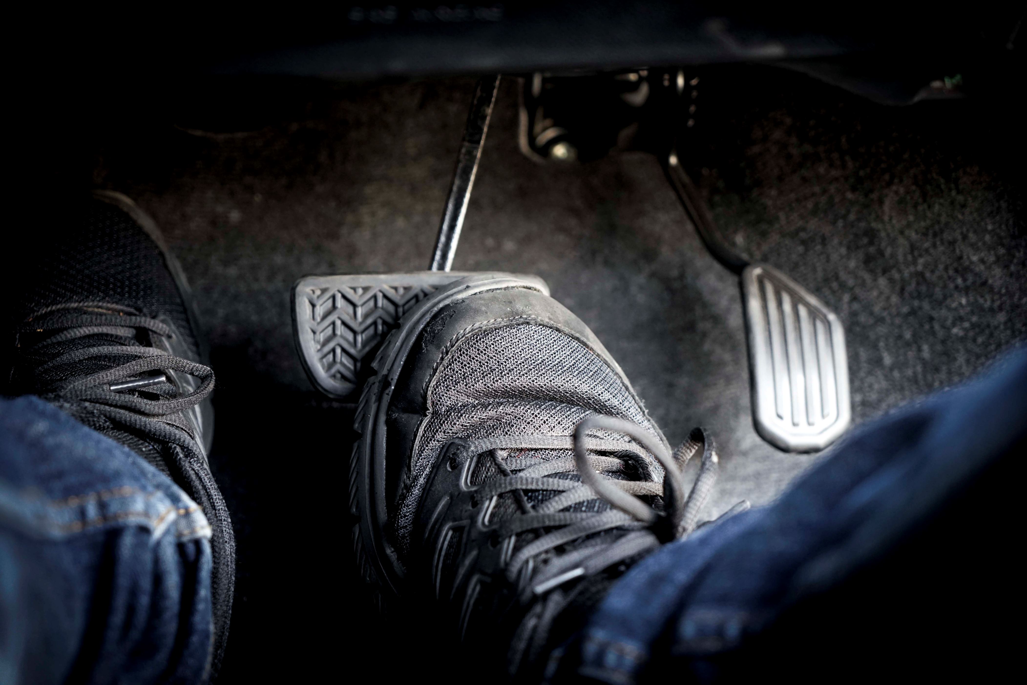 Baru Tahu, Alasan Injak Rem Mobil matik harus menggunakan kaki kanan