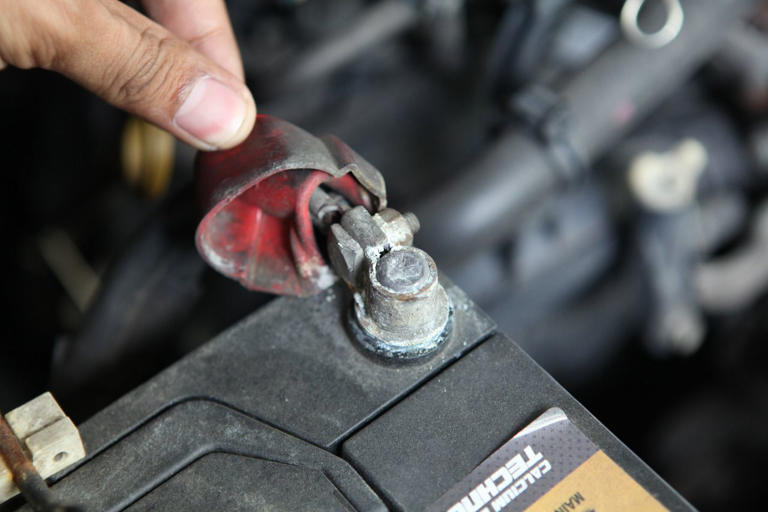 Beginilah Cara Mencegah Terminal Aki Mobil Terkena Serbuk Putih
