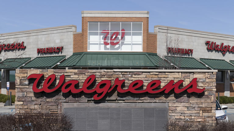 Walgreens and CVS Are Closing Nearly 1,000 Stores in 2025: 4 ...