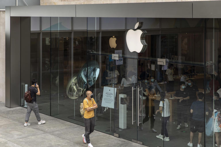 iPhone'y dwa razy droższe? Apple próbuje obejść cła Trumpa