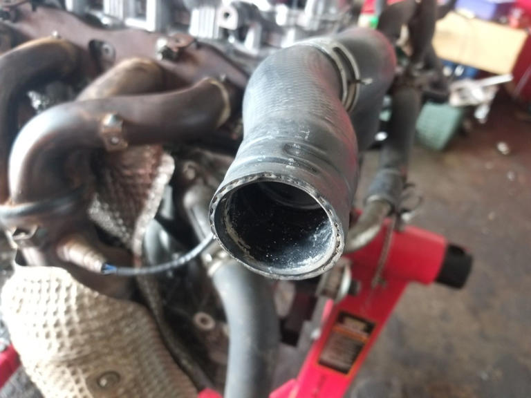 Selain Dari Air Radiator, Ini Tiga Penyebab Mesin Mobil Bekas Overheat
