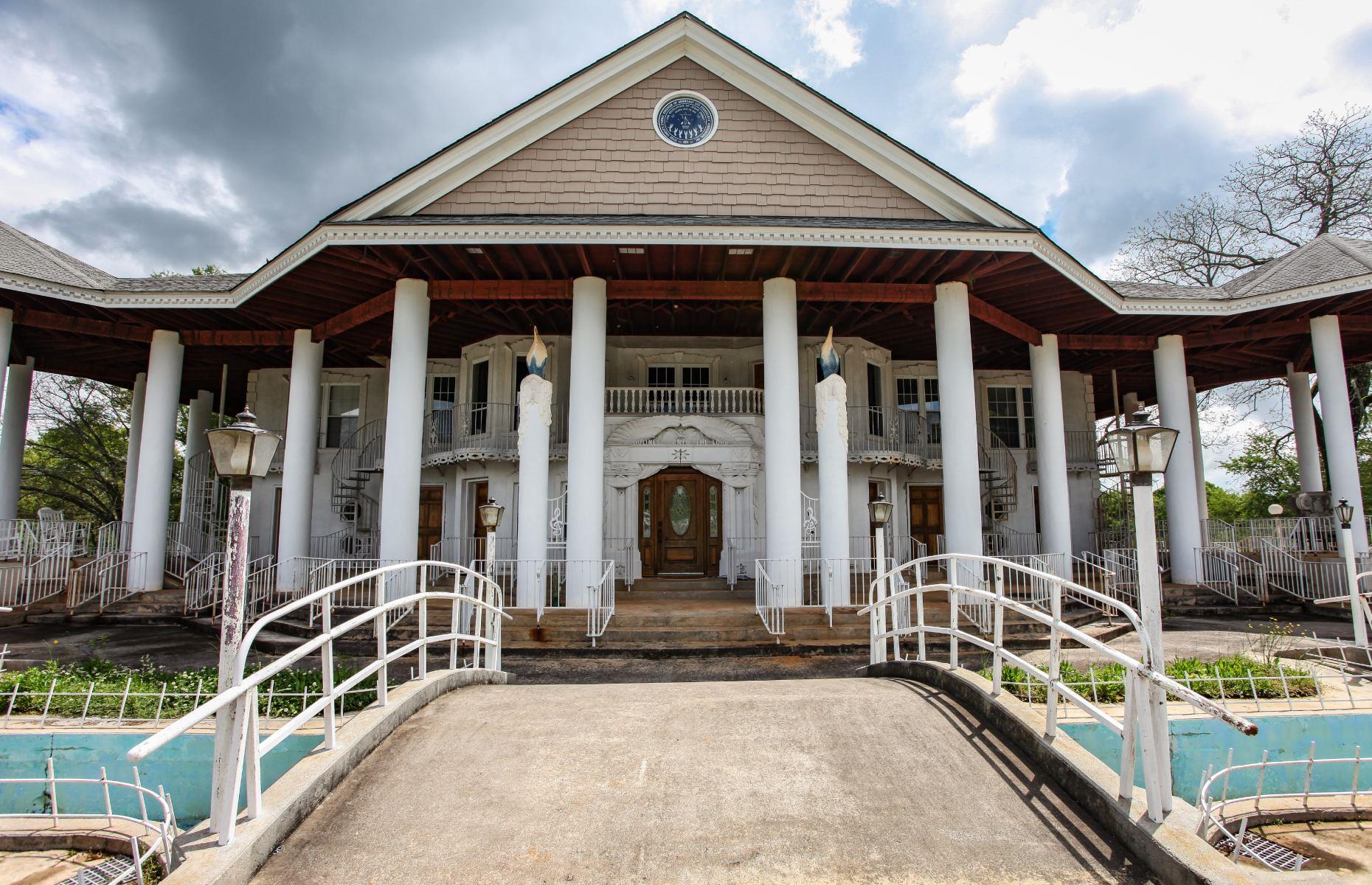 Inside America's abandoned churches left to rot
