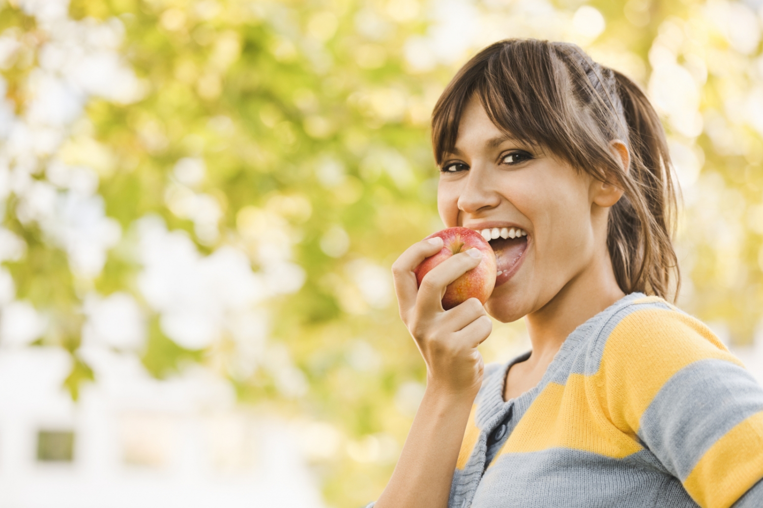 3 frutti da evitare (e 3 da privilegiare) a cena per dormire bene