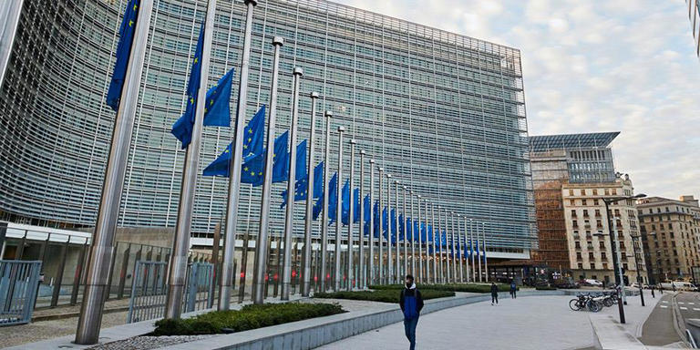 Η ΕΕ χαλαρώνει τους κανόνες στις εταιρικές συγχωνεύσεις