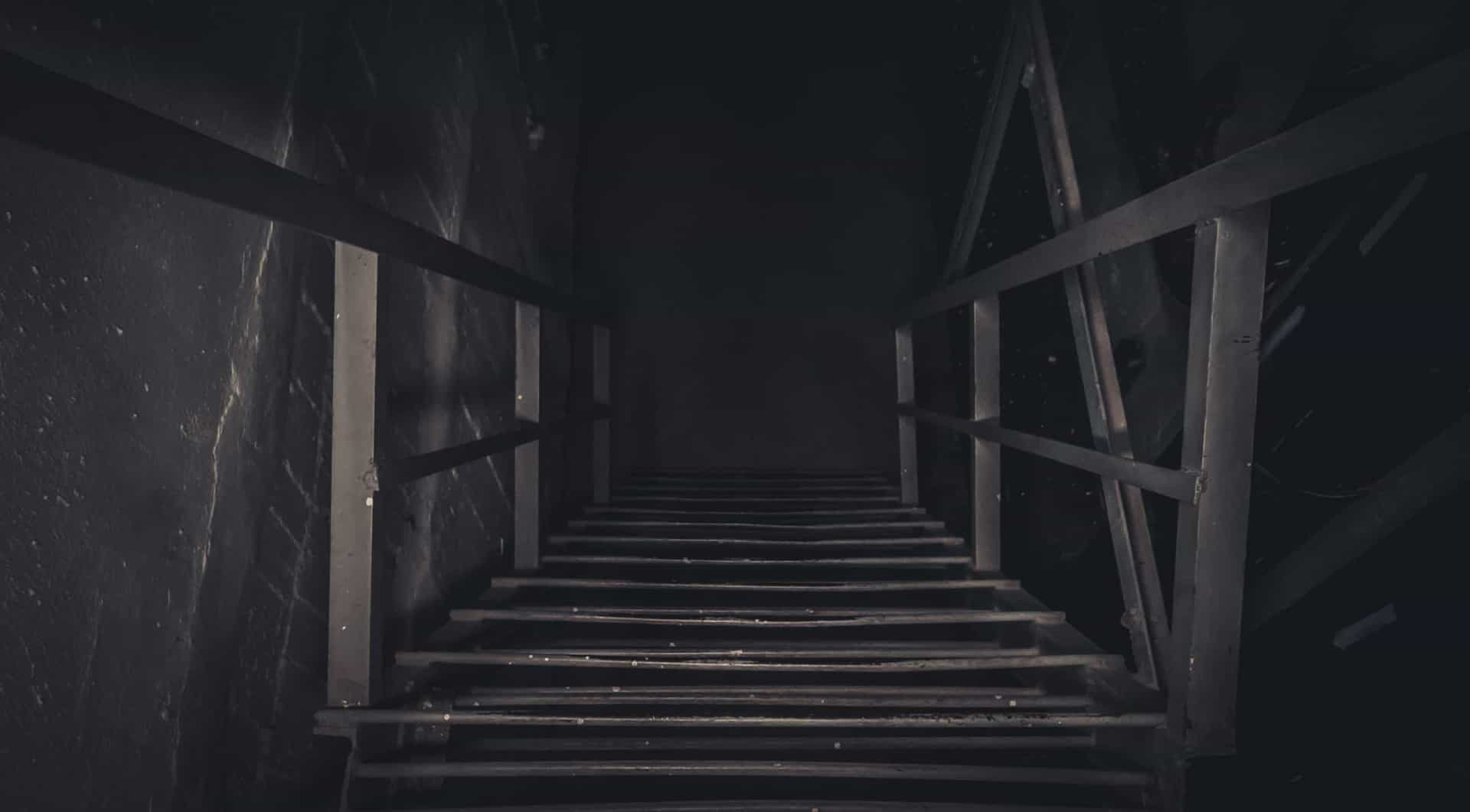 Diese dummen Dinge machen Menschen wirklich nur in Horrorfilmen