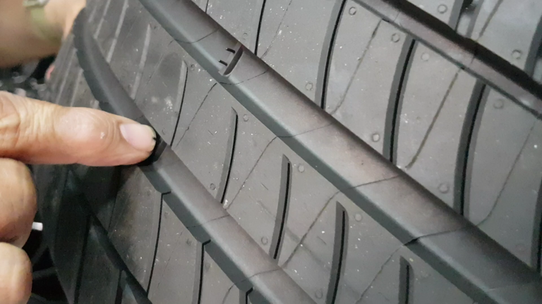 Tidak hiraukan batas tread wear indicator ban mobil, ini bahayanya