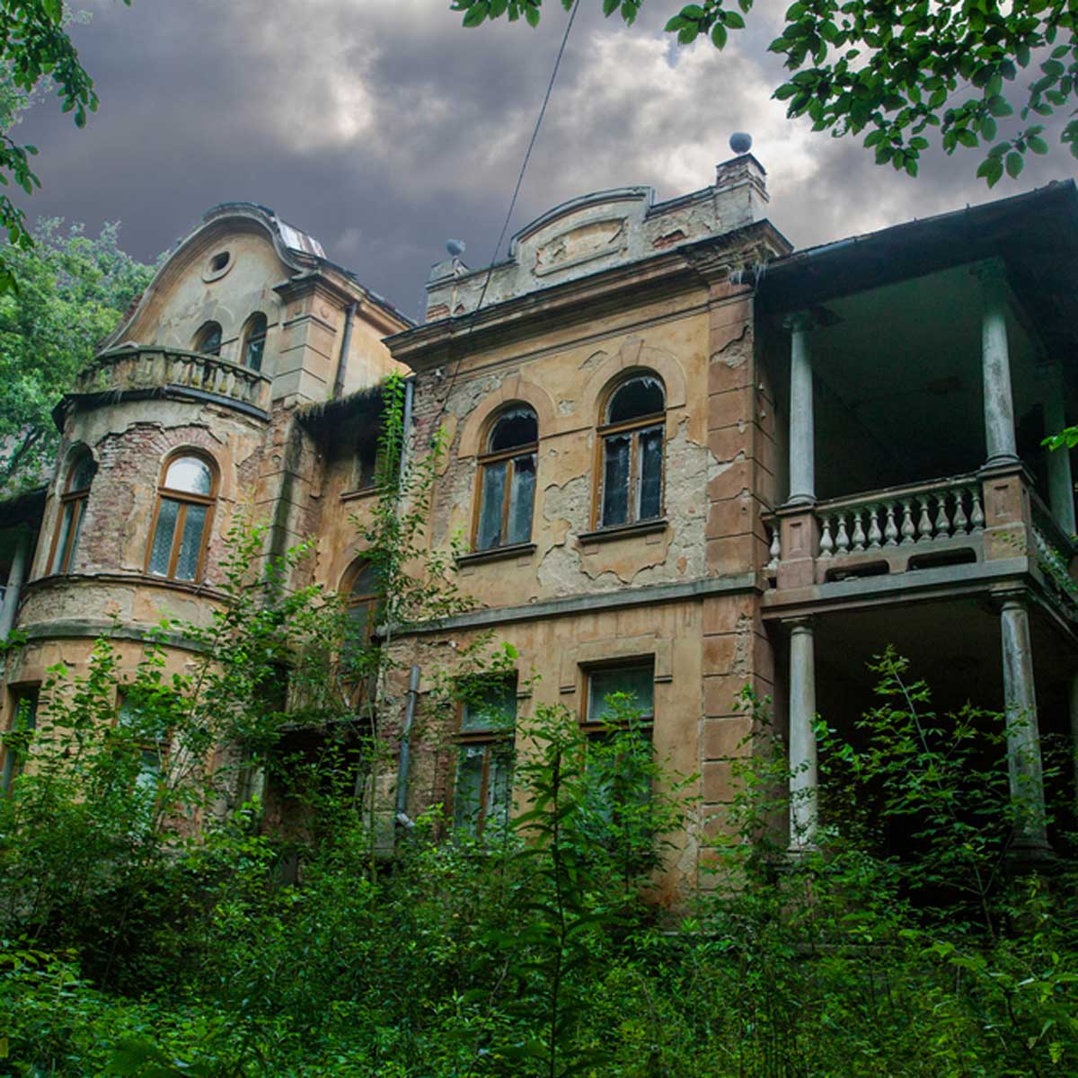 50 Abandoned Houses That Are Begging to Be Restored