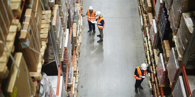 Σημάδια κόπωσης στην Κίνα: Η βιομηχανία φρενάρει αλλά αντέχει
